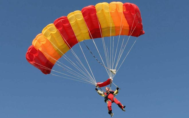 Parachutisme : comment sauter seul en parachute ? - Koifaire